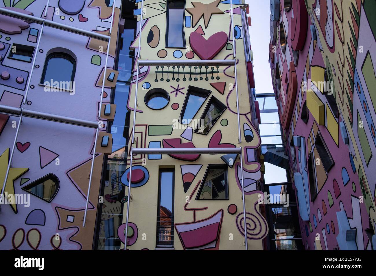 Happy Rizzi House, Rizzi Building, day-glo masterpiece of cartoon ...