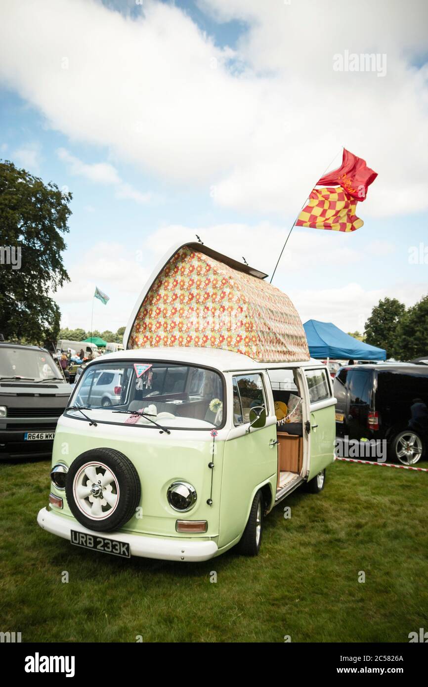 vintage volkswagen camper van Stock Photo - Alamy