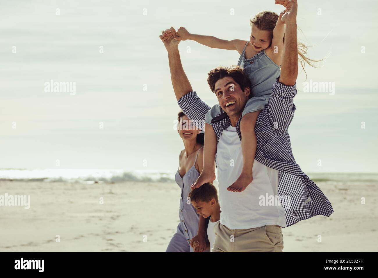 Shoulder ride beach hi-res stock photography and images - Alamy