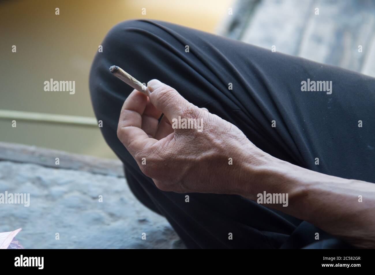 Hand rolled cigarette hi-res stock photography and images - Alamy