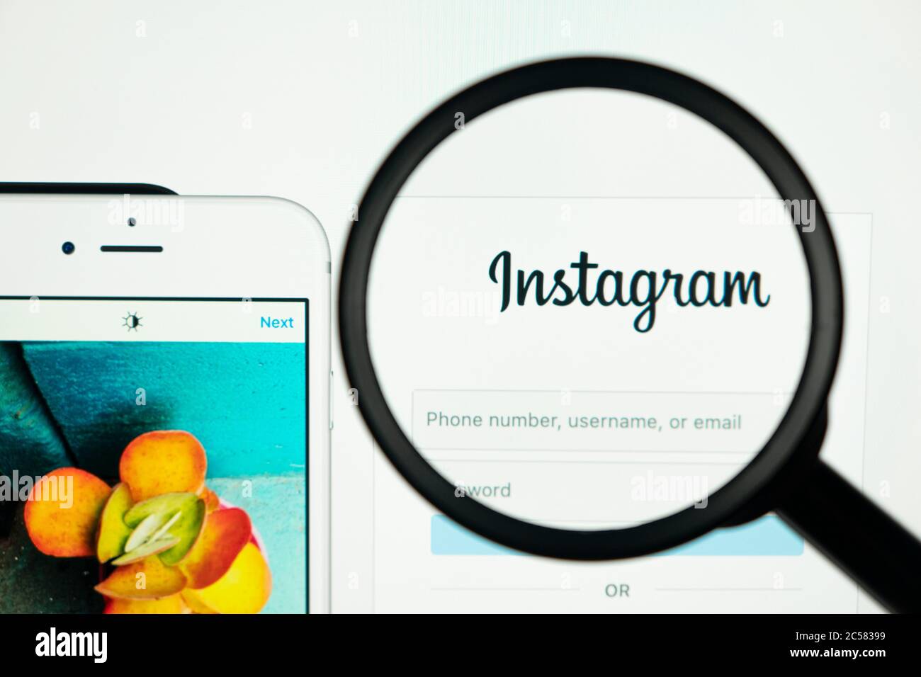 Instagram application icon hi-res stock photography and images - Alamy