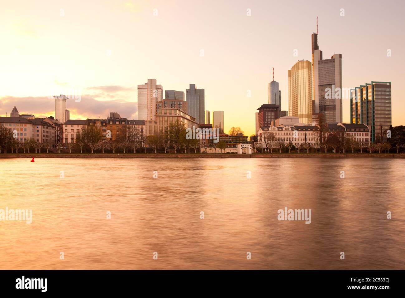 Buildings waterfront main river frankfurt hi-res stock photography and ...