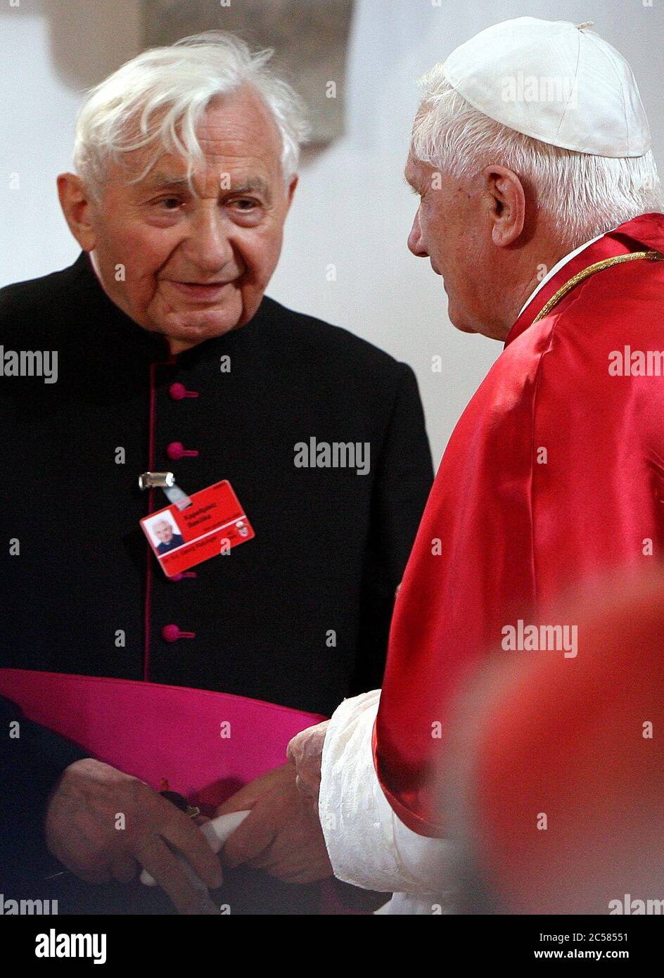 Pope Benedict XVI stands on Monday (11.09.2006) together with his ...