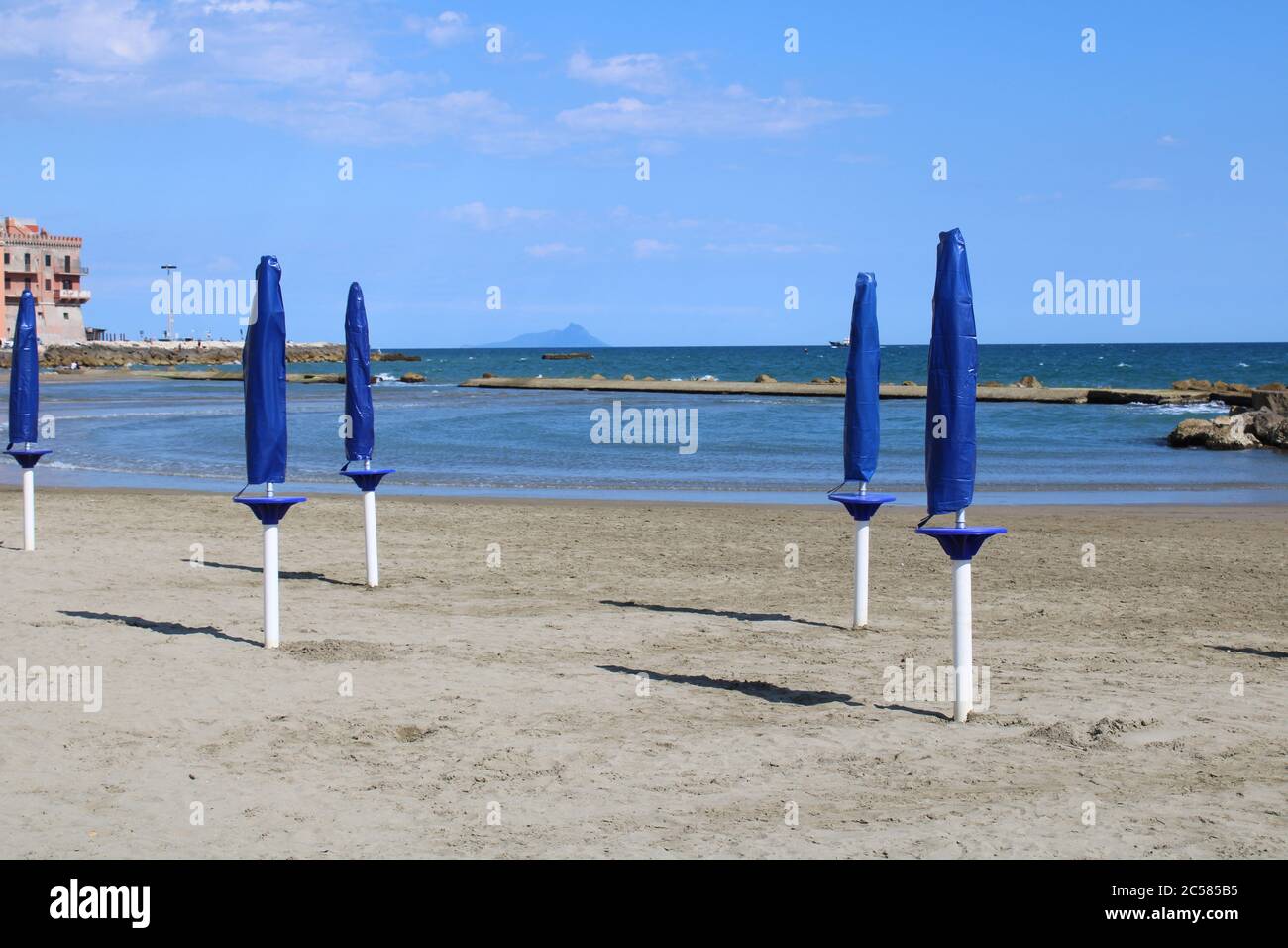 Unopened umbrella hi-res stock photography and images - Alamy