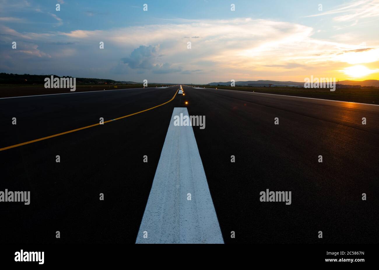 night runway before take-off Stock Photo - Alamy