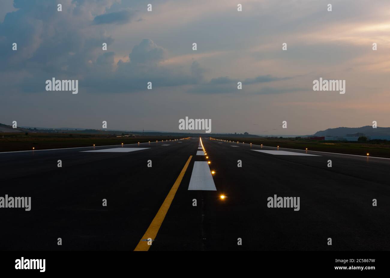 night runway before take-off Stock Photo - Alamy