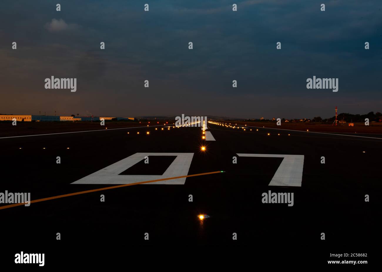 night runway before take-off Stock Photo - Alamy