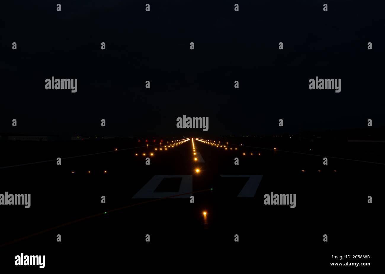 night runway before take-off Stock Photo - Alamy