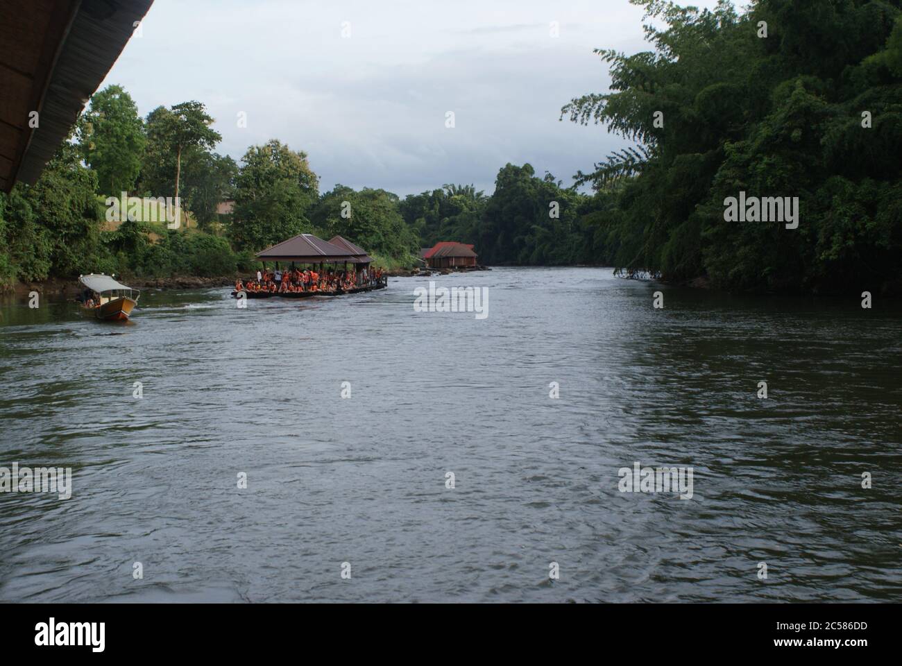 Hotel with cabins on the water, a swimming pool and a wonderful Thai ...