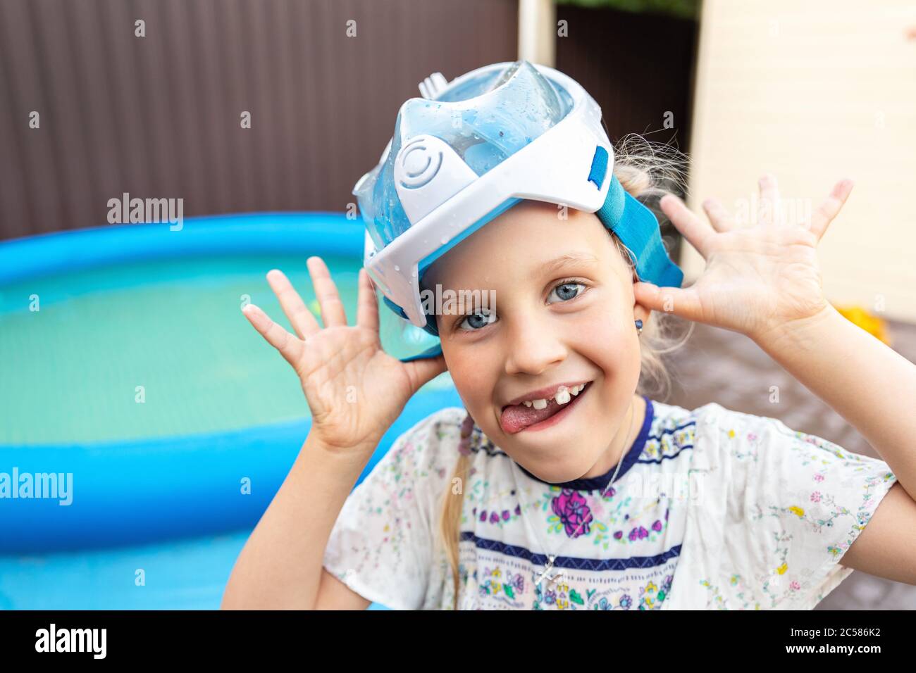 Full face diving mask hi-res stock photography and images - Alamy