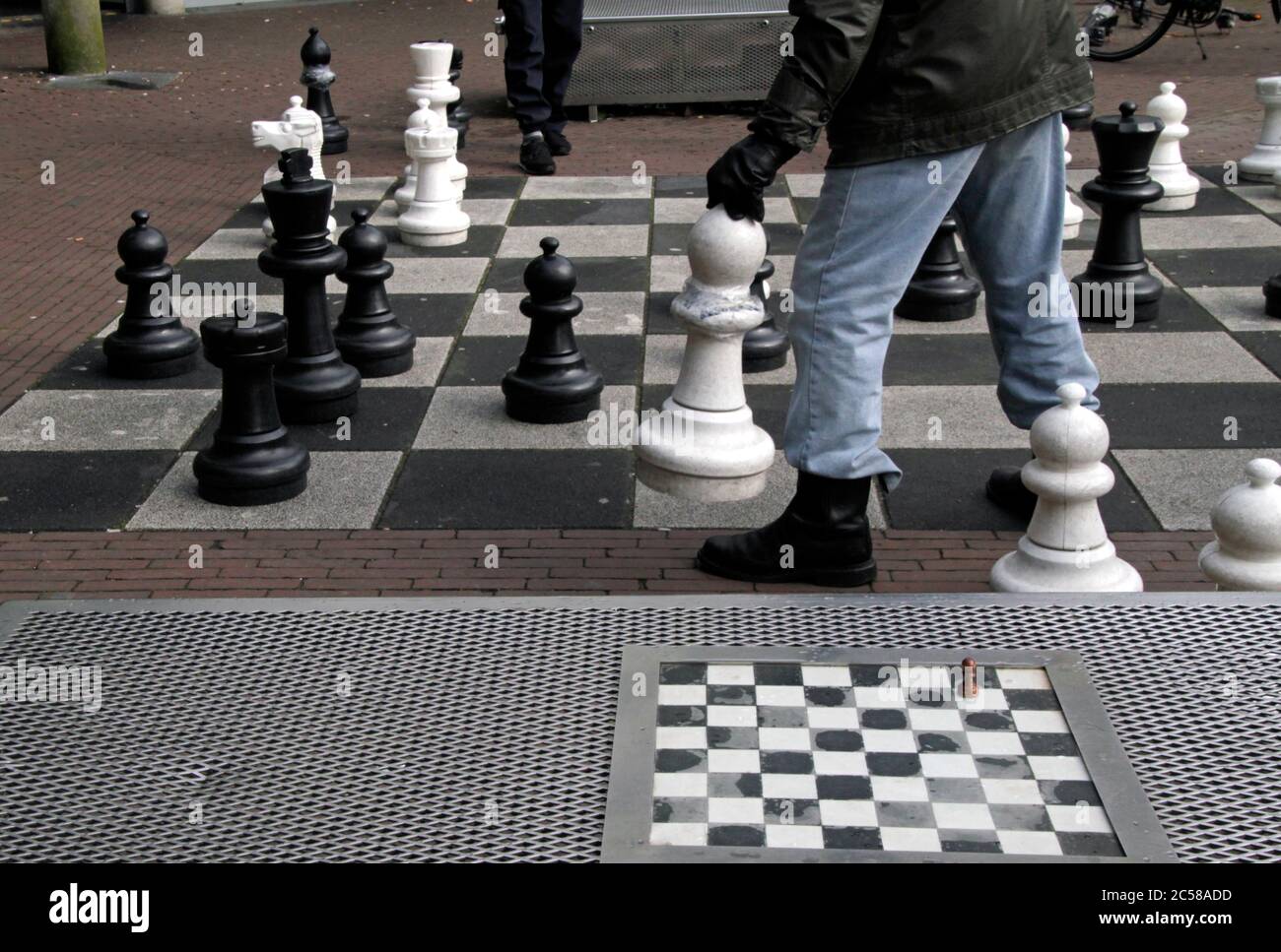 Chess boards hi-res stock photography and images - Alamy
