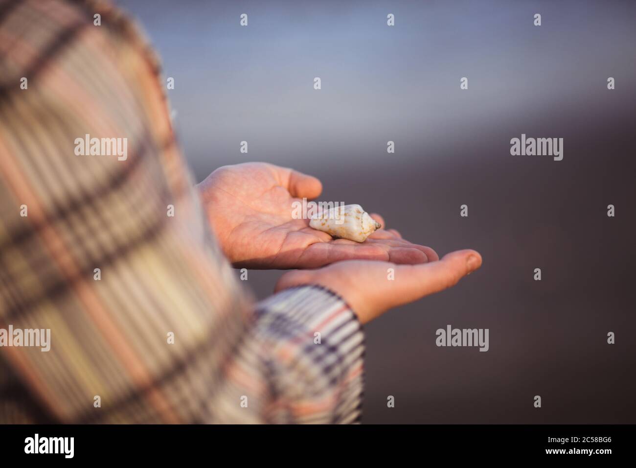 Little girl by sea hi-res stock photography and images - Alamy