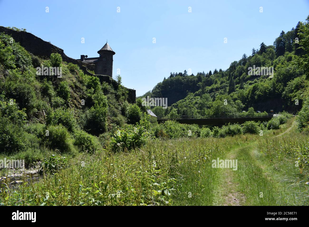 castle ruin in the Eifel: Niederburg Manderscheid Stock Photo - Alamy