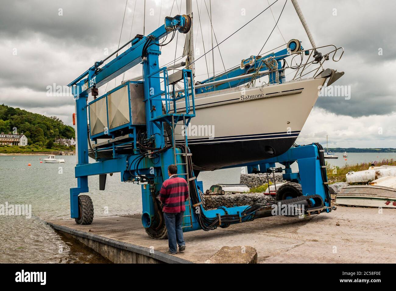 Hoist a boat hi-res stock photography and images - Alamy