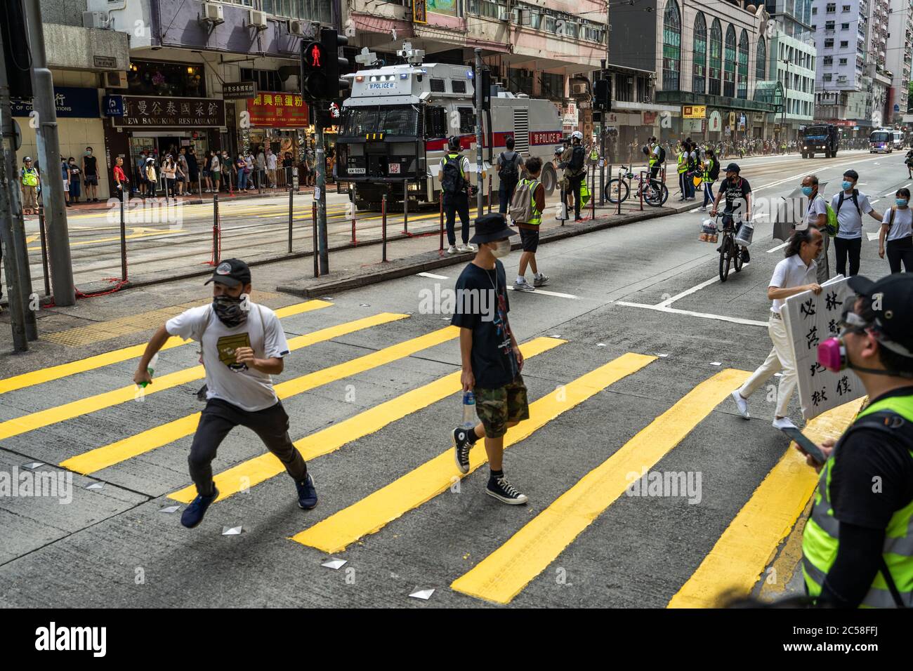 Crowd running away hi-res stock photography and images - Alamy
