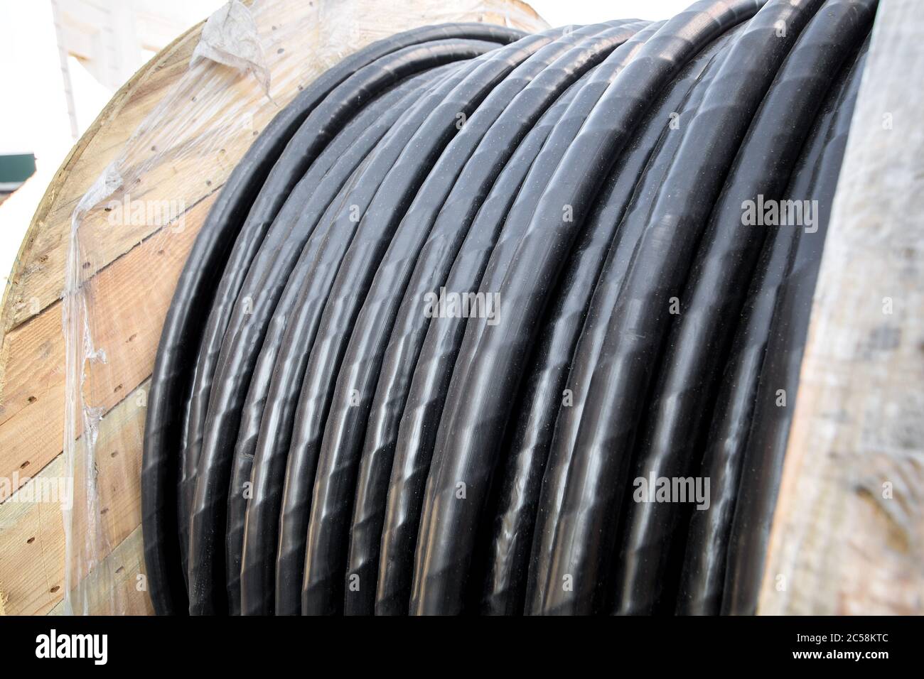 Wire wound drum hi-res stock photography and images - Alamy