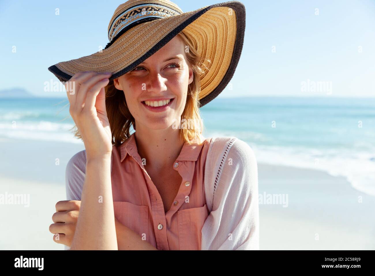 Woman beach sun hat hi-res stock photography and images - Alamy