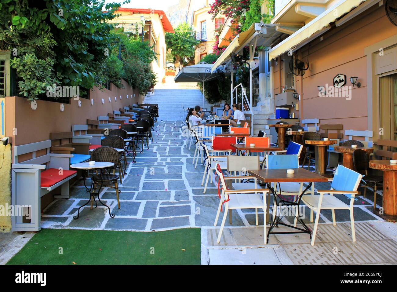 Almost empty restaurant hi-res stock photography and images - Alamy