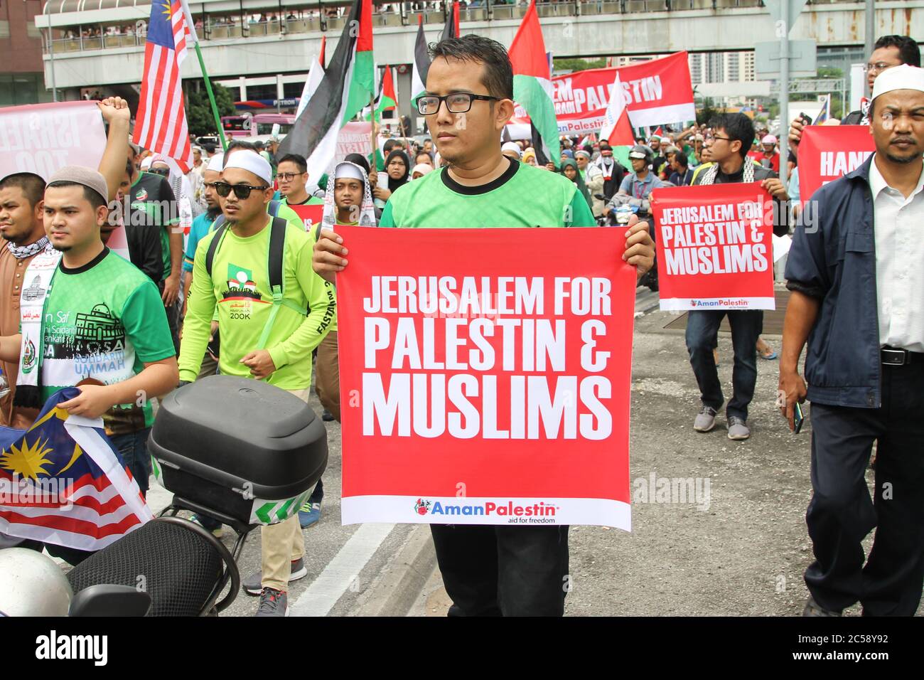 Protesters gather to protest the closure of the Al-Aqsa Mosque and ...