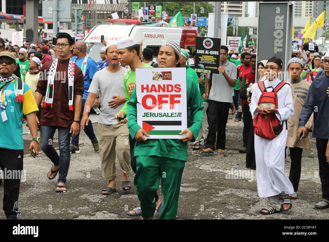 Protesters gather to protest the closure of the Al-Aqsa Mosque and ...