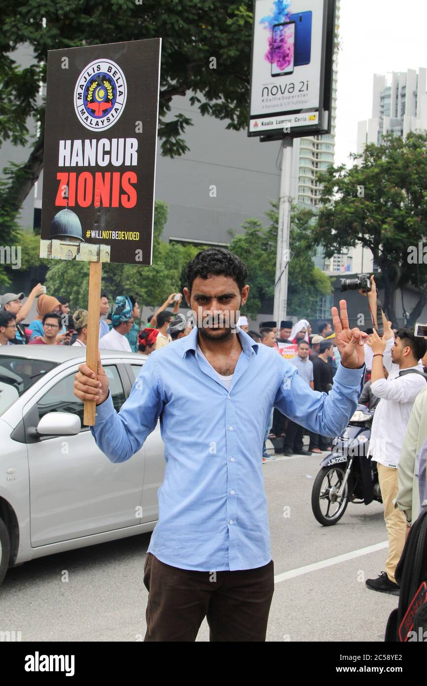 Protesters gather to protest the closure of the Al-Aqsa Mosque and ...