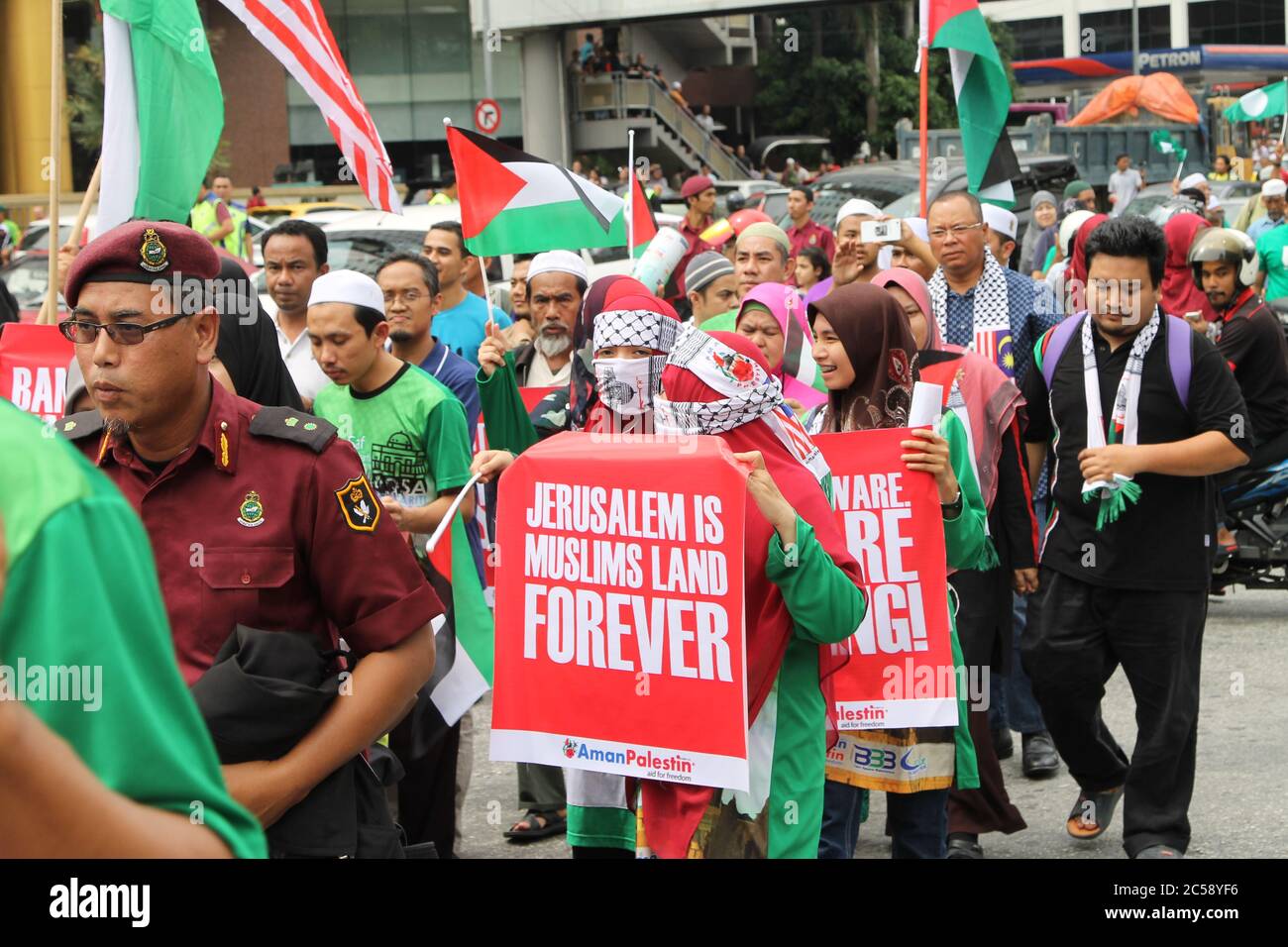 Protesters gather to protest the closure of the Al-Aqsa Mosque and ...