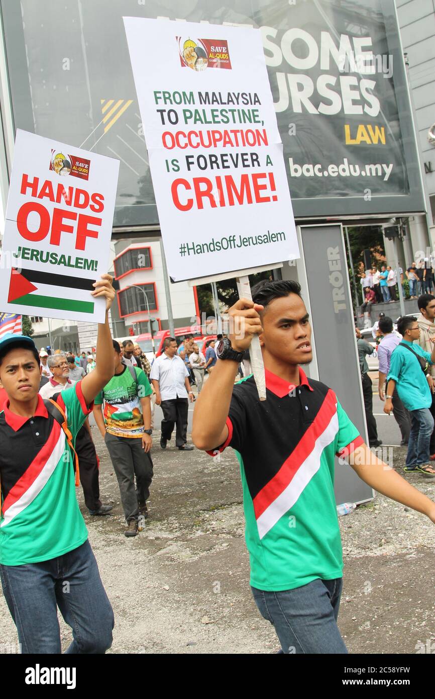 Protesters gather to protest the closure of the Al-Aqsa Mosque and ...