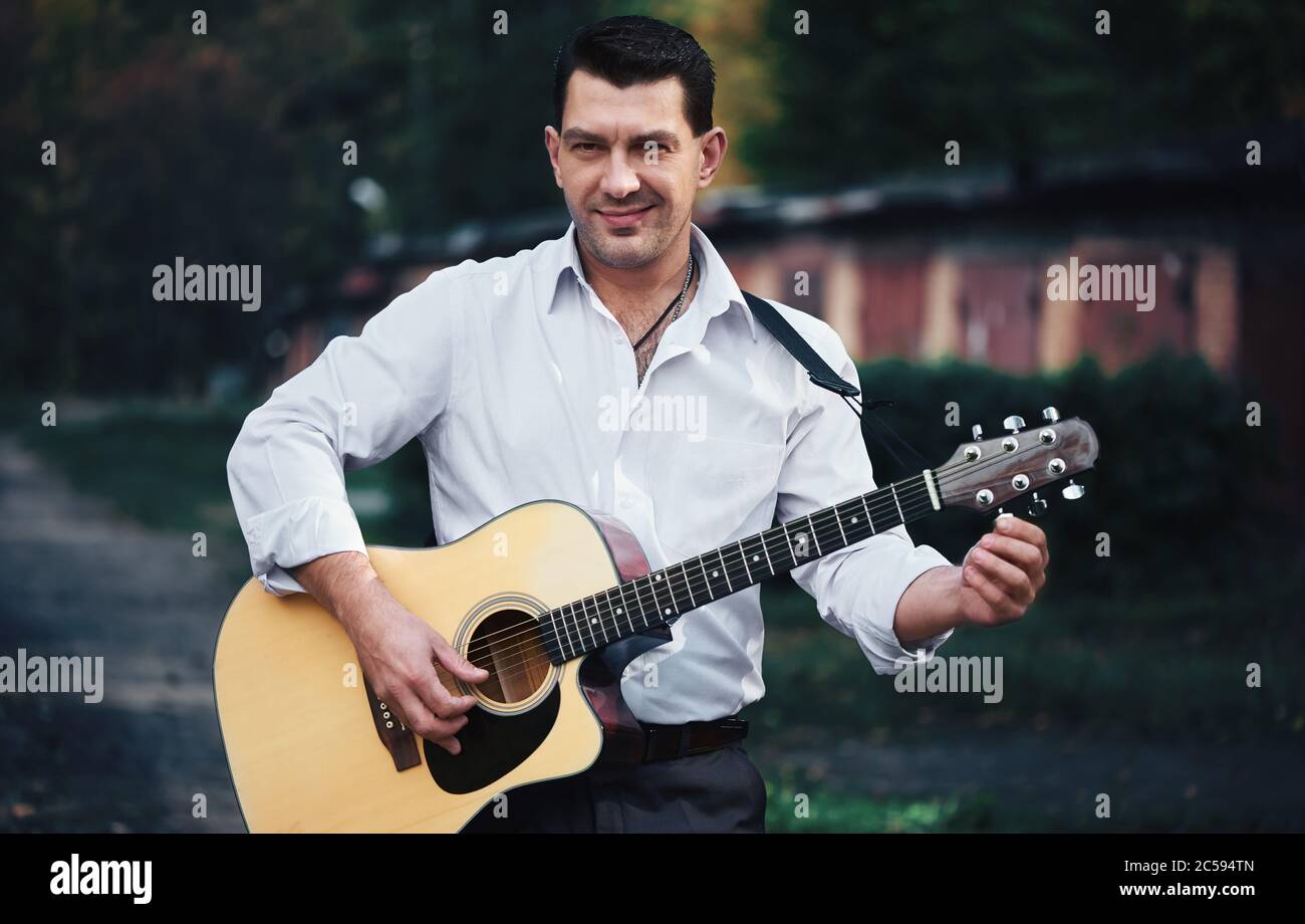 Playing guitar on the street hi-res stock photography and images - Alamy