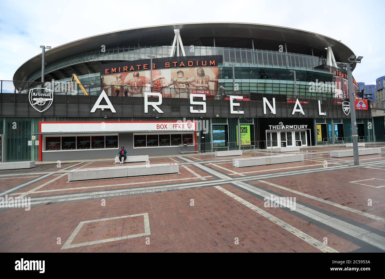 Emirates stadium arsenal empty hi-res stock photography and images - Alamy