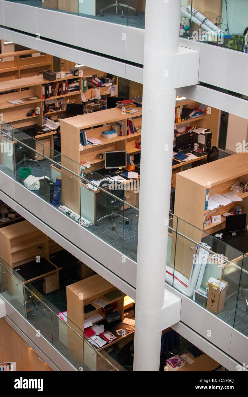 Disorganized office hi-res stock photography and images - Alamy