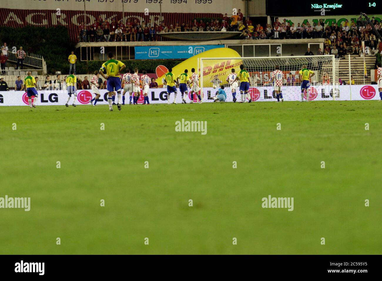 Football stadium crowd goal hi-res stock photography and images - Alamy