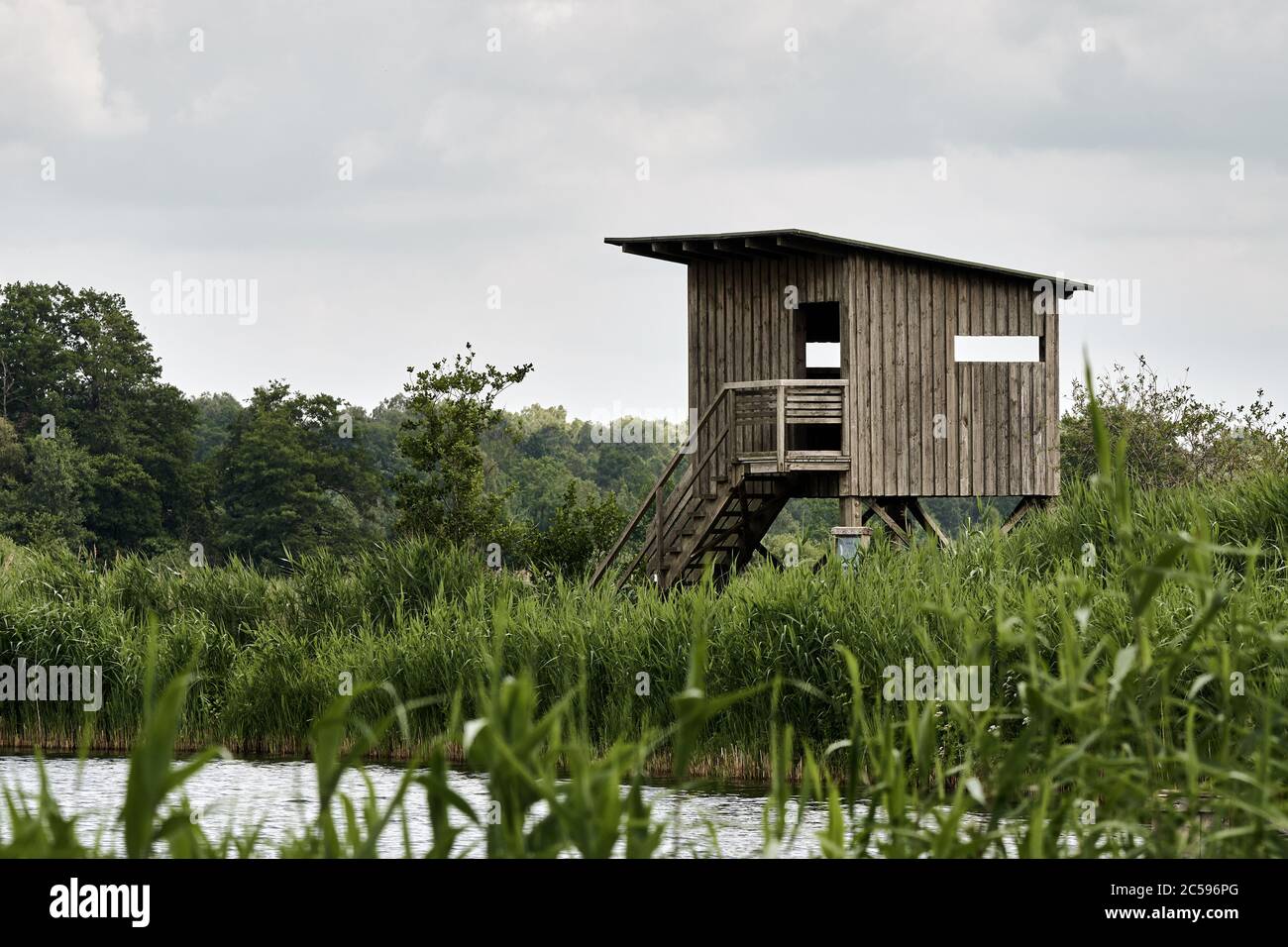 Wooden bird watching hut hi-res stock photography and images - Alamy