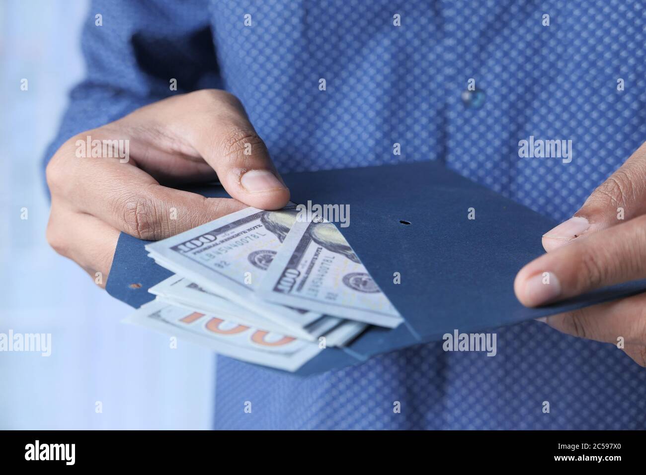 person hand putting cash in a envelope Stock Photo - Alamy