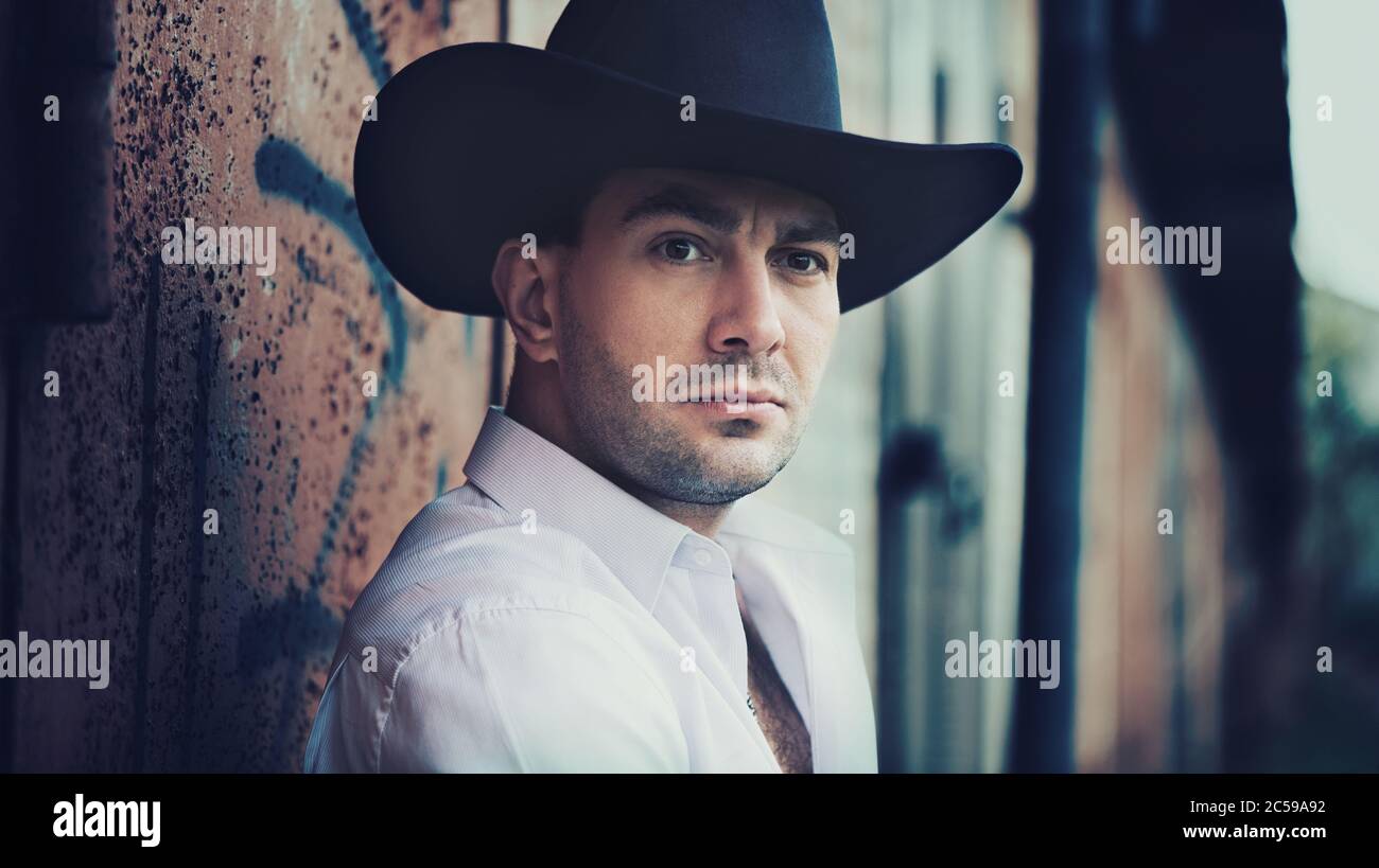 Wearing a cowboy hat hi-res stock photography and images - Alamy
