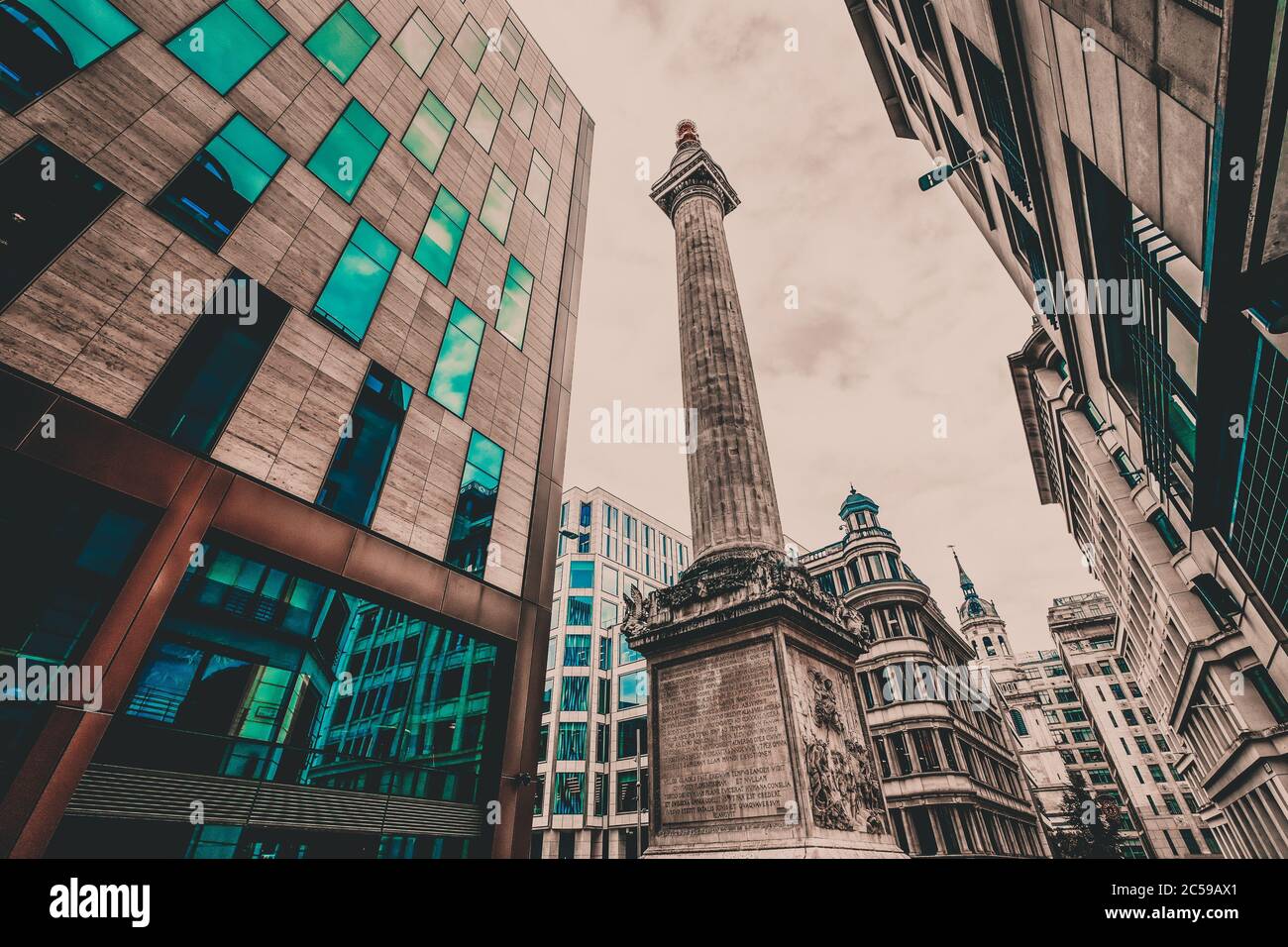 The Monument to the Great Fire of London, built between 1671 and 1677 ...