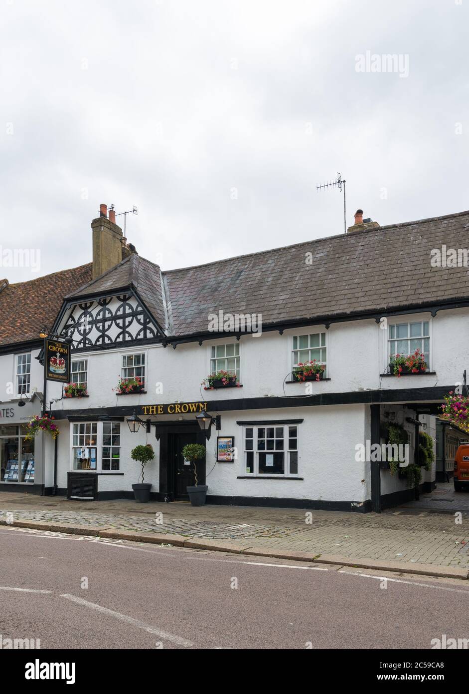 The Crown pub in High Street, Berkhamsted, Hertfordshire, England, UK ...