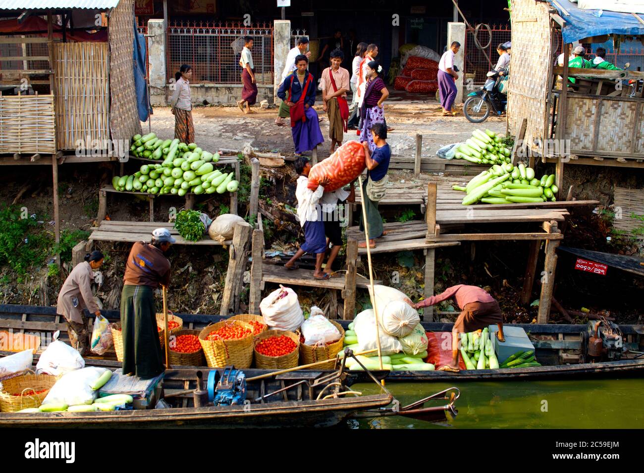 Myanmar (Burma), Inle Lake floating market Stock Photo - Alamy