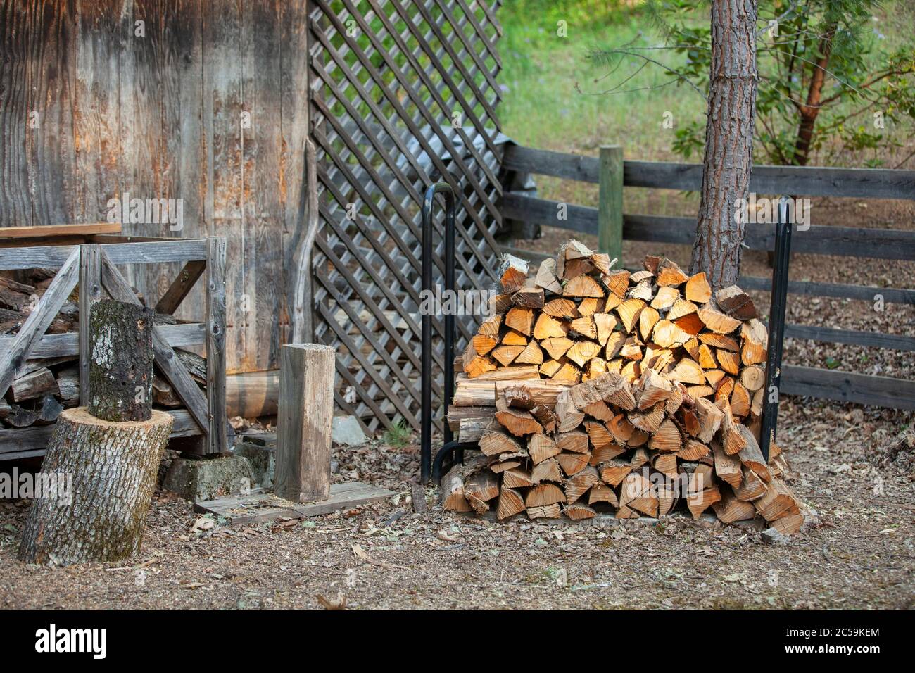 Cabin pile of wood hi-res stock photography and images - Alamy