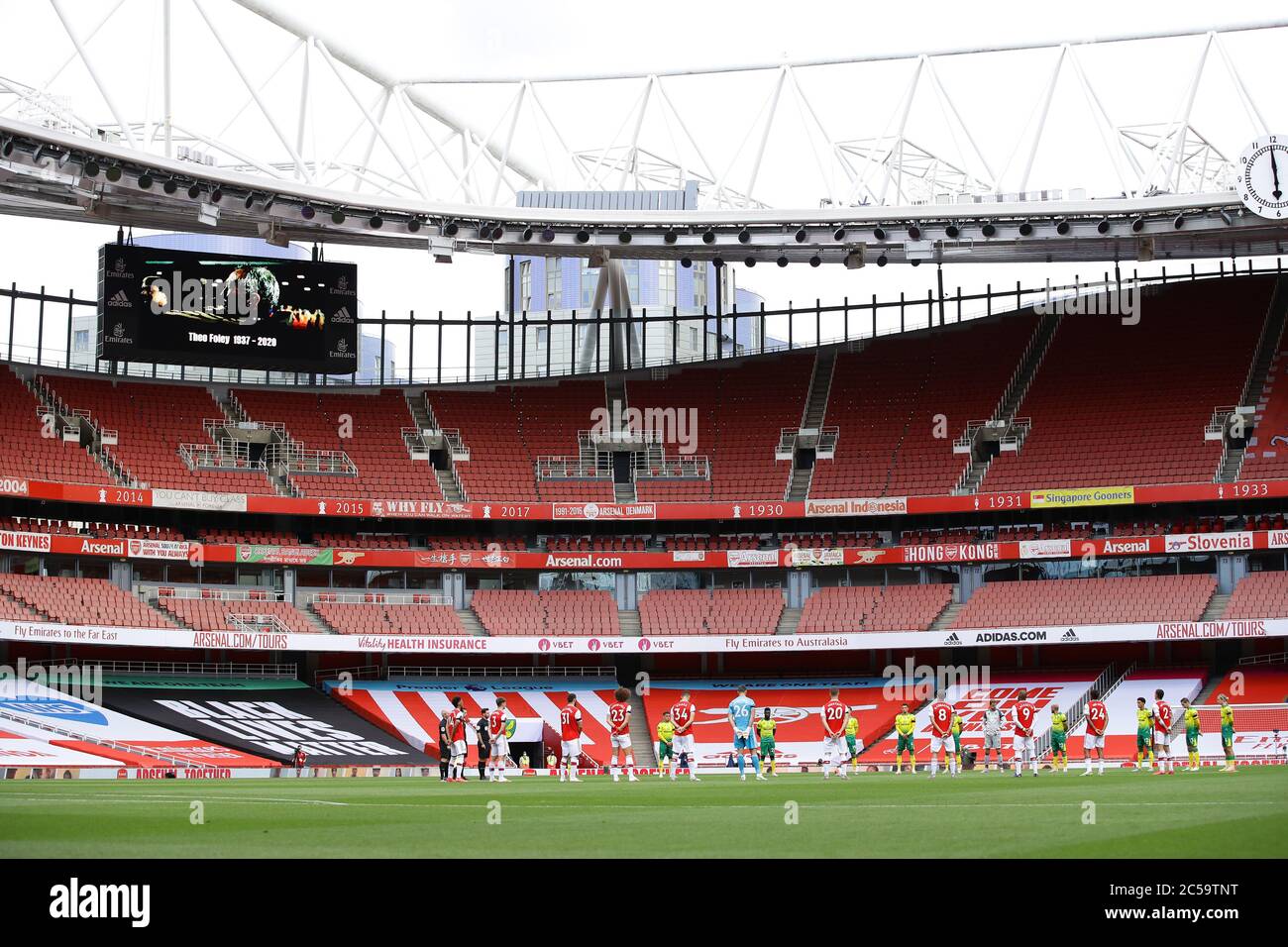 players observe a moments silence for Theo Foley during the Premier ...