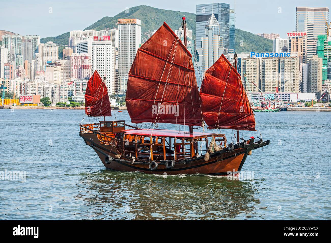 traditional junk boat at Victoria Harbour in Hong Kong Stock Photo - Alamy