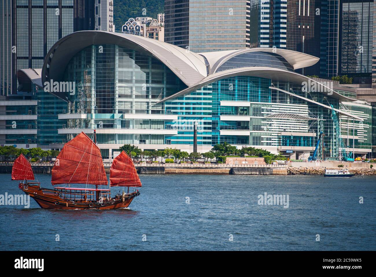 traditional junk boat at Victoria Harbour in Hong Kong Stock Photo - Alamy