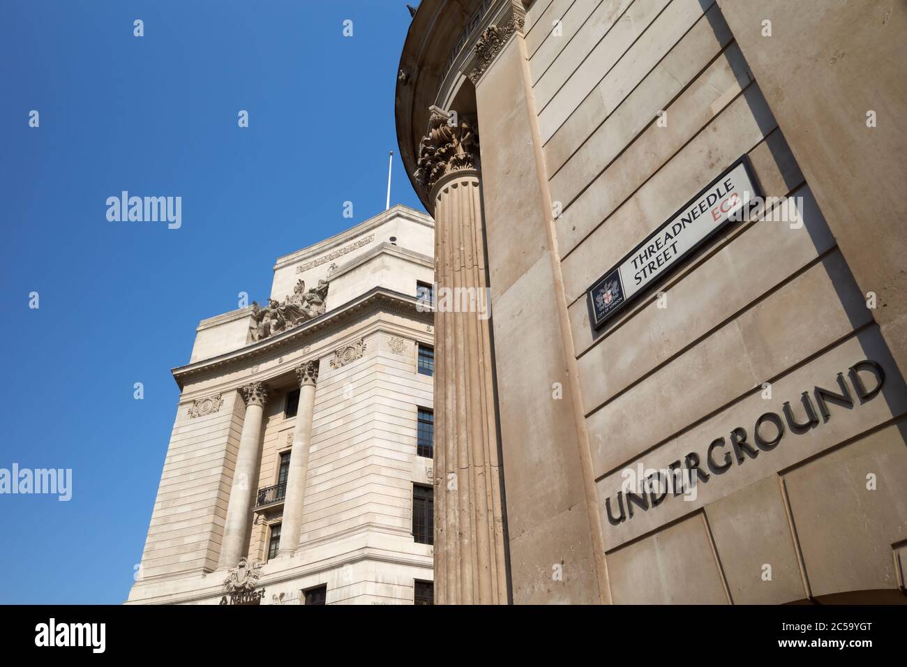 Photograph of Threadneedle Street sign on side of the Bank of England ...