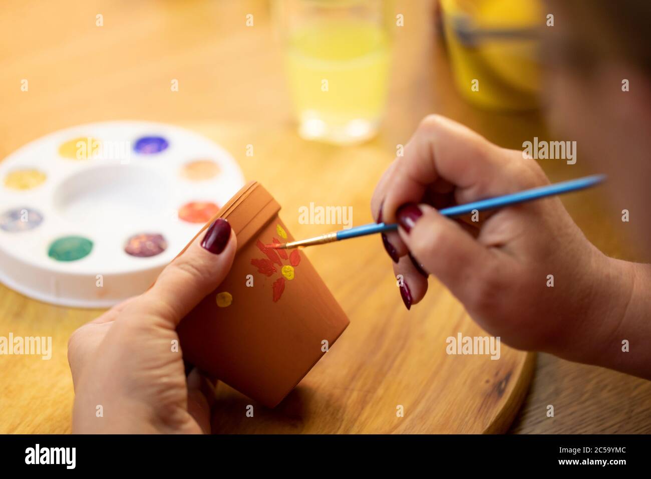 One woman hands paint palette hi-res stock photography and images - Alamy
