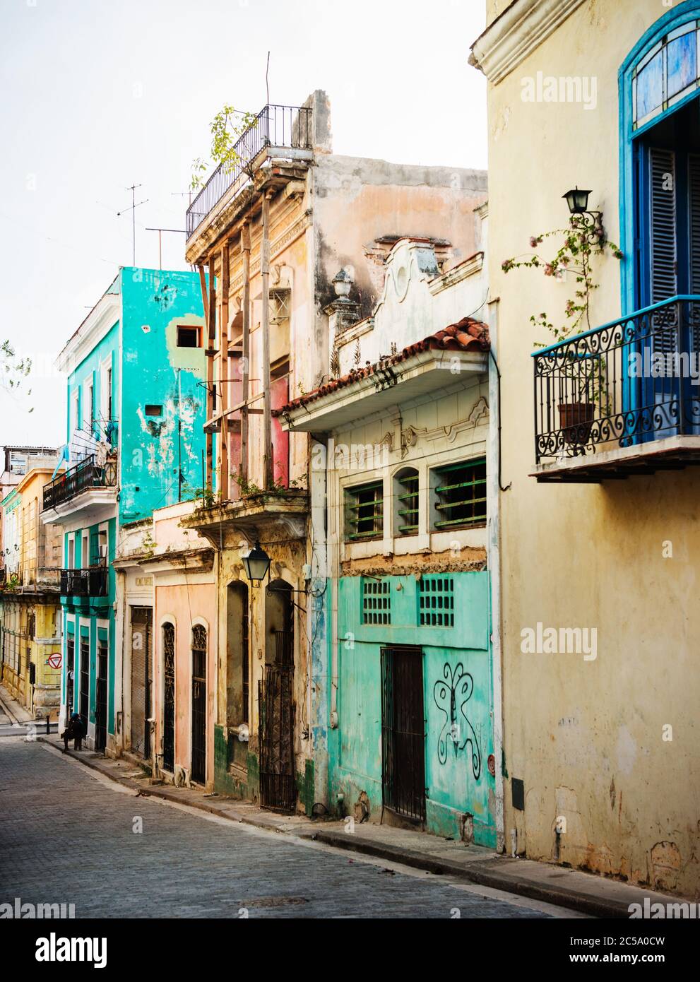 Spanish colonial architecture havana cuba hi-res stock photography and ...