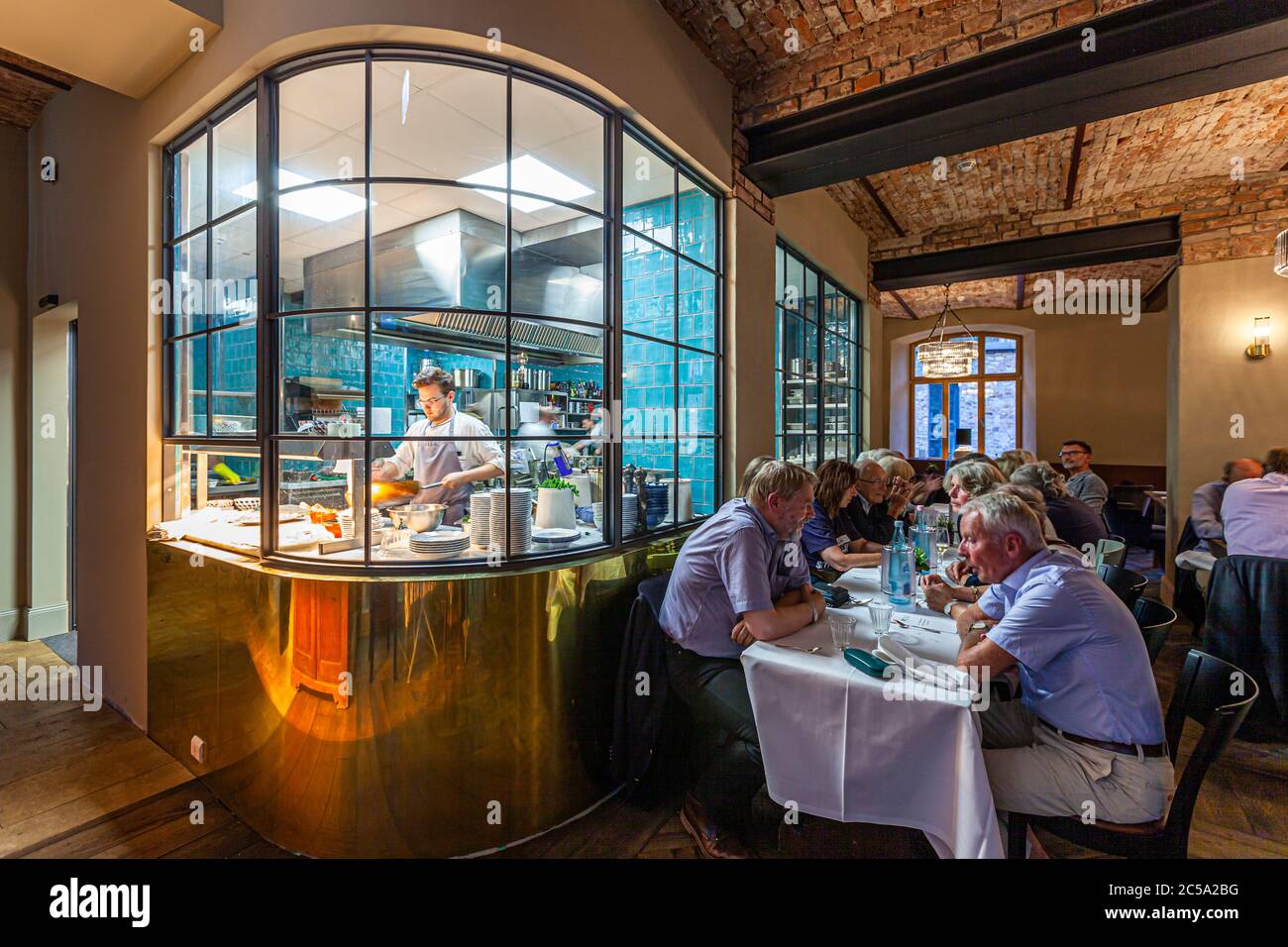 Restaurant open kitchen hi-res stock photography and images - Alamy