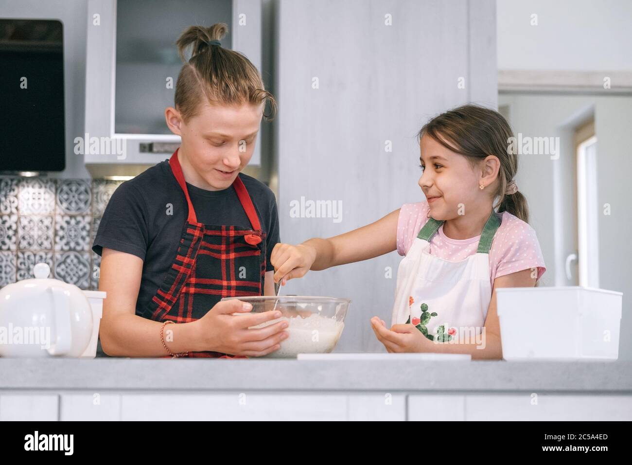 Brother sister in kitchen hi-res stock photography and images - Alamy