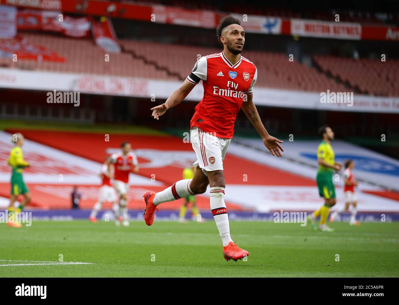 Arsenal's Pierre-Emerick Aubameyang celebrates scoring his side's third ...