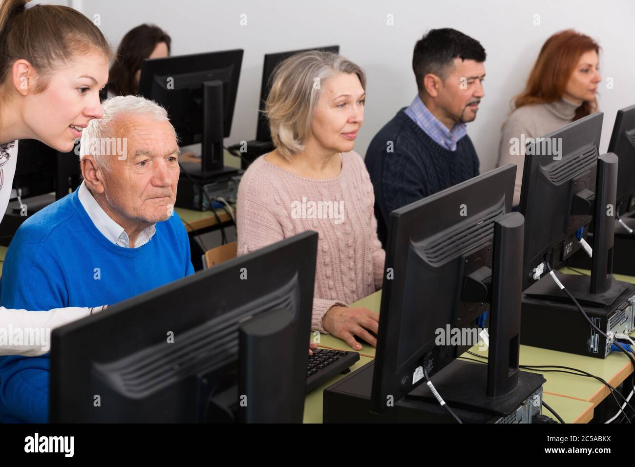 Seniors learning computers hi-res stock photography and images - Alamy