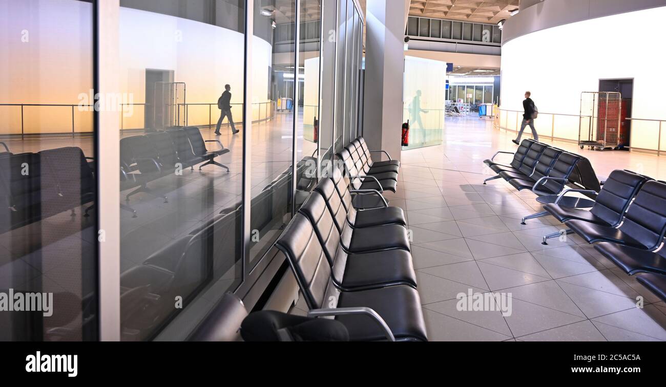 Airport waiting room seats hi-res stock photography and images - Alamy