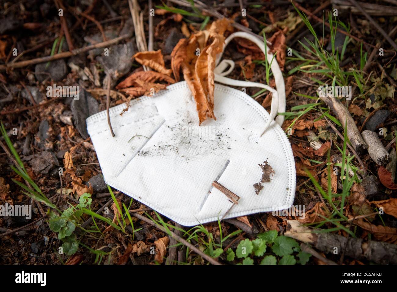 Surgical face masks on the ground hi-res stock photography and images ...